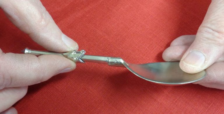 Demonstration of the Folding Spoon from Billy and Charlie